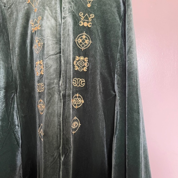 Her Universe | Jackets & Coats | Nwot Her Universe Disney Hocus Pocus ...